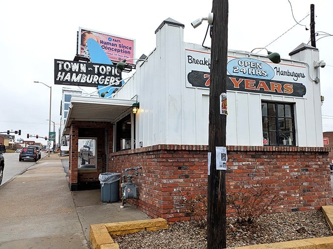 The white brick diner with its iconic blue arrow sign stands like a time capsule on Broadway Boulevard—a beacon of burger bliss in Kansas City.