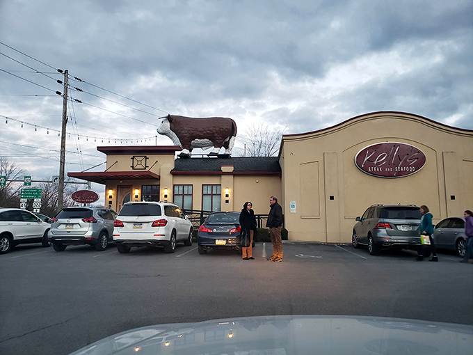 The iconic cow statue standing guard on Kelly's roof isn't just decoration—it's a beacon calling hungry travelers to this unassuming culinary oasis in Boalsburg.