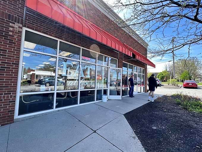 The unassuming exterior promises nothing and delivers everything – classic American diner democracy at its finest.