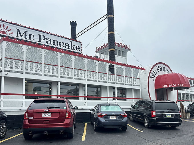 The steamboat-inspired architecture of Mr. Pancake stands out like a breakfast beacon in Wisconsin Dells, promising nautical vibes with your morning meal.