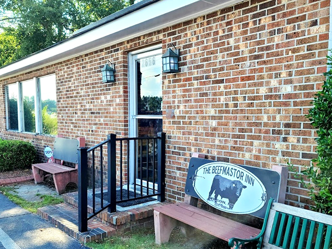 The unassuming brick exterior of The Beefmastor Inn proves once again that culinary greatness often hides in plain sight.