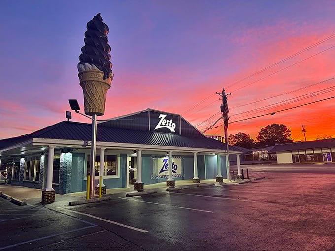 That iconic turquoise exterior isn't just eye-catching—it's a beacon of comfort food that's been calling to hungry South Carolinians for generations.