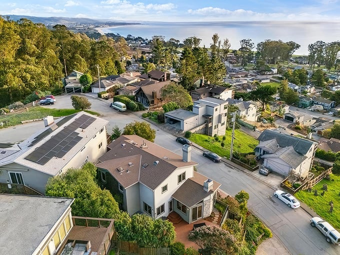 El Granada unfolds like a California dream – hillside homes cascading toward the Pacific, where fog and sunshine play their daily game of hide and seek.