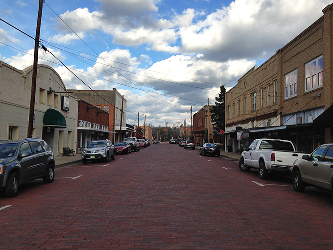 Jefferson's brick-paved streets aren't just picturesque – they're time machines disguised as roadways, forcing modern life to slow to a 19th-century pace.
