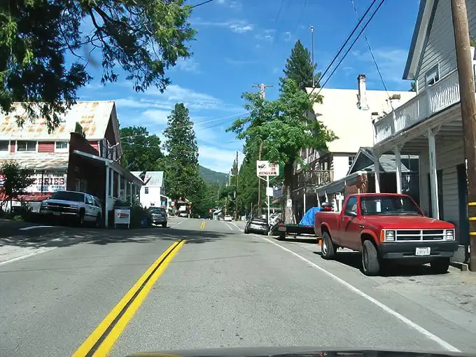 Main Street Sierra City looks like a movie set where Westerns meet Hallmark holiday films – complete with towering pines and mountains that refuse to be just background characters.