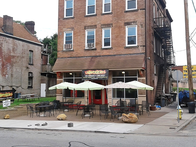 The unassuming brick exterior of Showcase BBQ might not scream "culinary destination," but that heavenly smoke wafting from behind tells the real story.