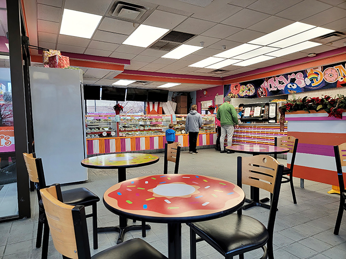 Smart folks know the best conversations happen over donuts – these diners have life figured out.