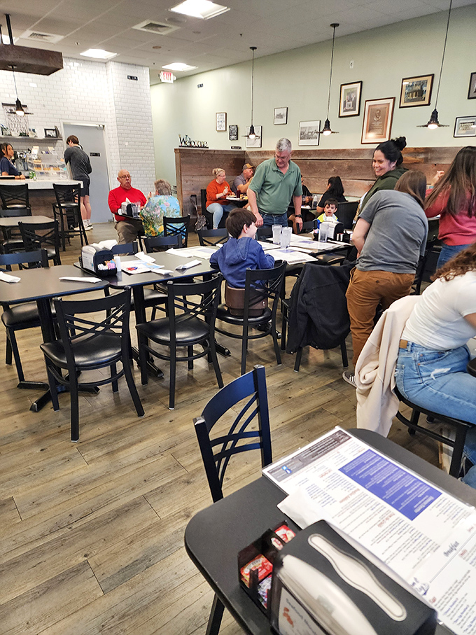 The breakfast rush in full swing – democracy in action, powered by pancakes and good conversation.