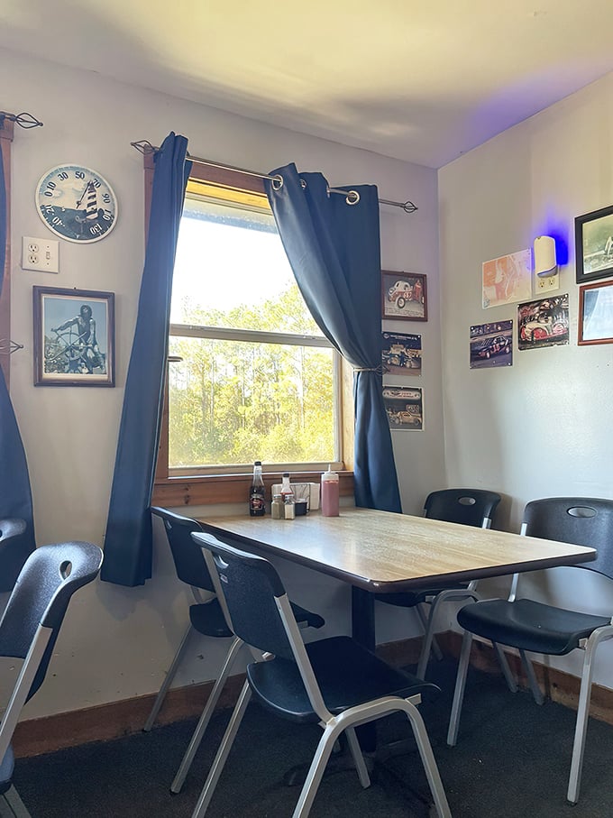 A cozy corner table with views of Florida pines – where racing drivers on the wall watch over your seafood feast with approval.