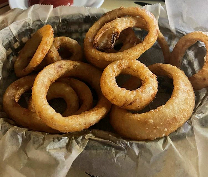 Onion rings that deserve their own fan club – golden hoops of perfectly fried deliciousness that make you wonder why you ever settled for lesser versions.