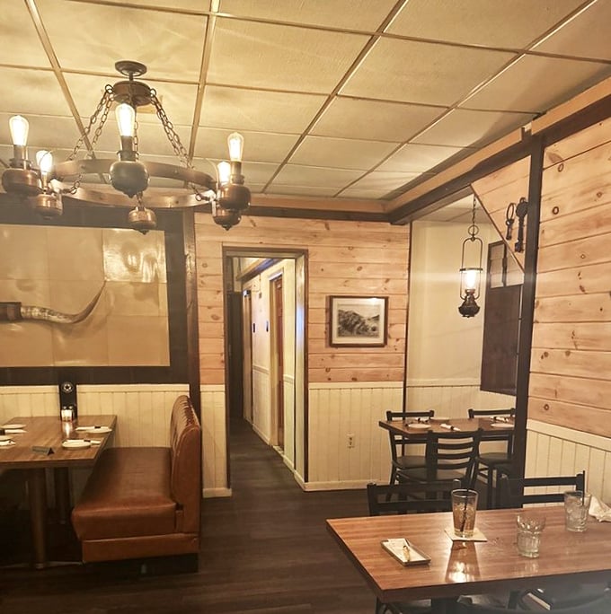 Western charm without the kitsch—wooden walls, booth seating, and lighting that flatters both the food and your dinner date.
