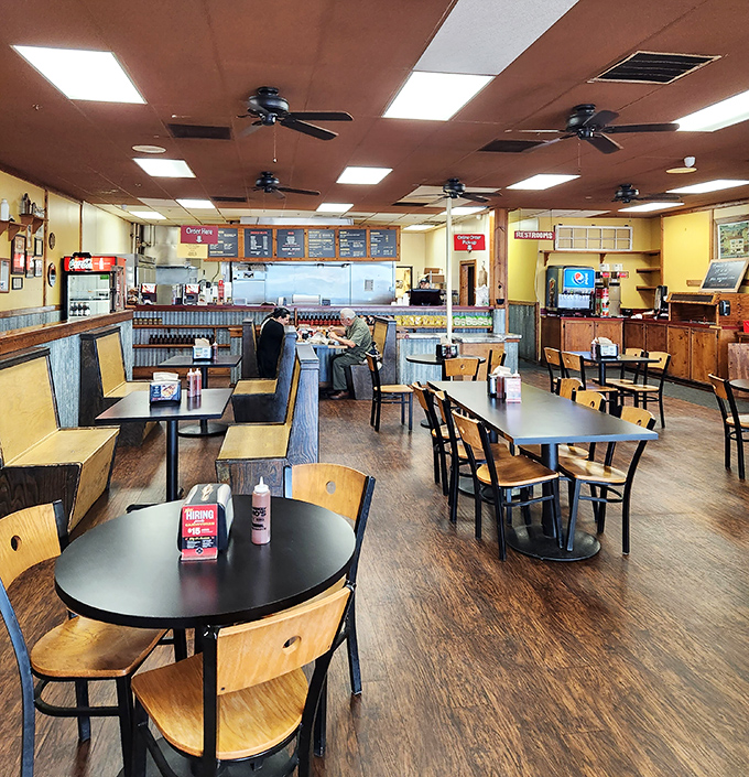 Simple tables, serious business – where comfort meets exceptional barbecue without any unnecessary drama.