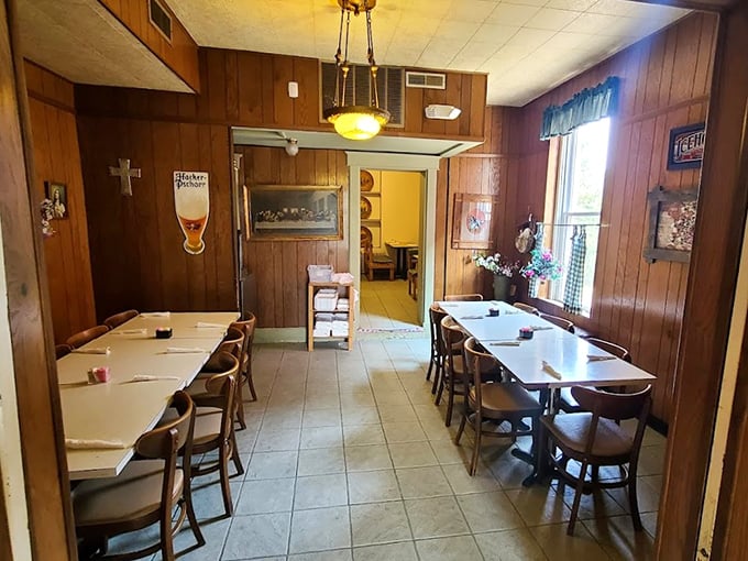 Another dining area where simplicity reigns supreme – no distractions from the serious business of enjoying exceptional fried chicken.