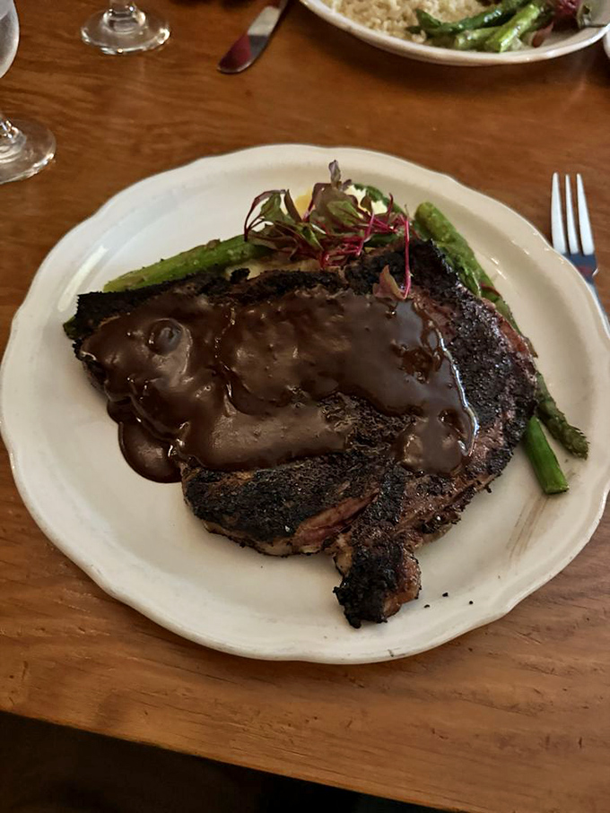 A steak that means business, with asparagus standing by for moral support. This is the kind of plate that silences conversation for all the right reasons.