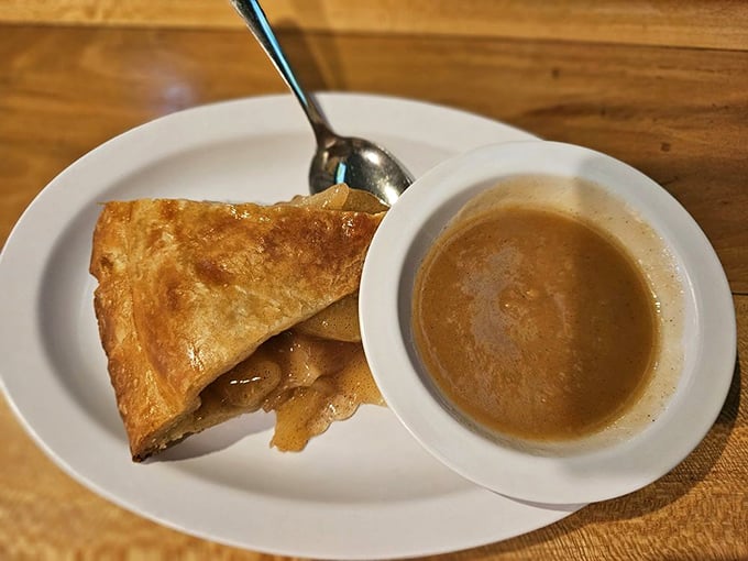 Homemade apple pie with caramel sauce – because every great barbecue meal deserves a sweet, sticky finale.