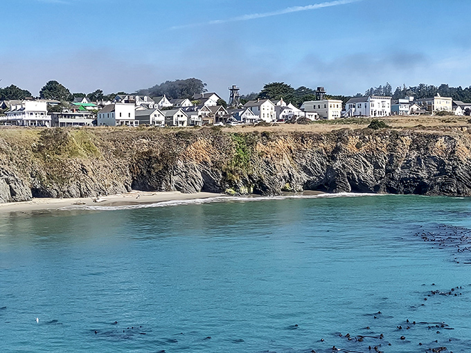 Homes living dangerously close to the edge, because when your backyard view is this spectacular, you'll risk a little erosion for the Instagram moment.