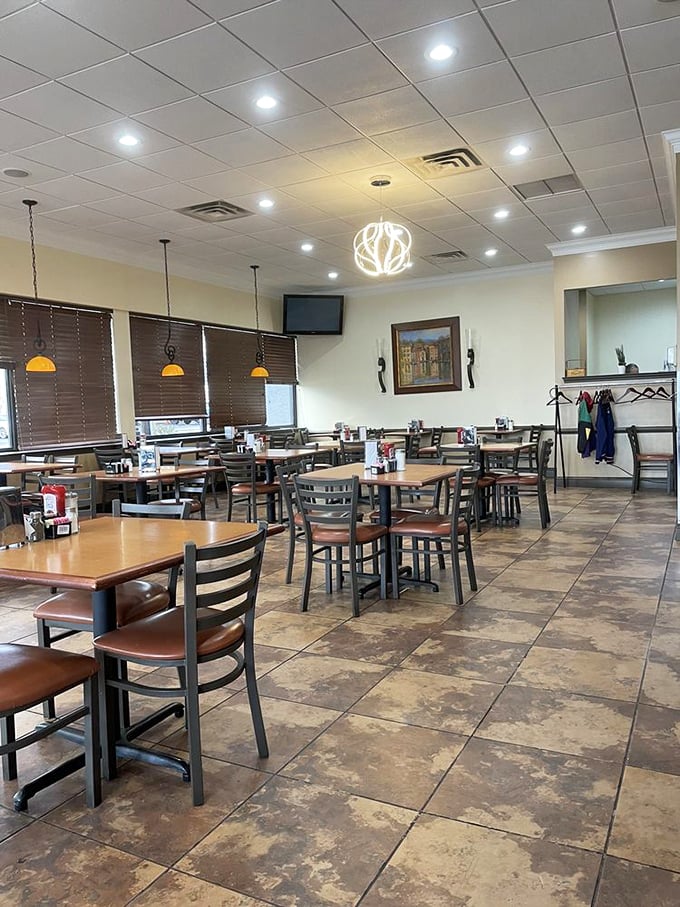 Clean lines, comfortable seating, and the promise of home-style cooking. Like dining in your kitchen, if your kitchen were actually clean.