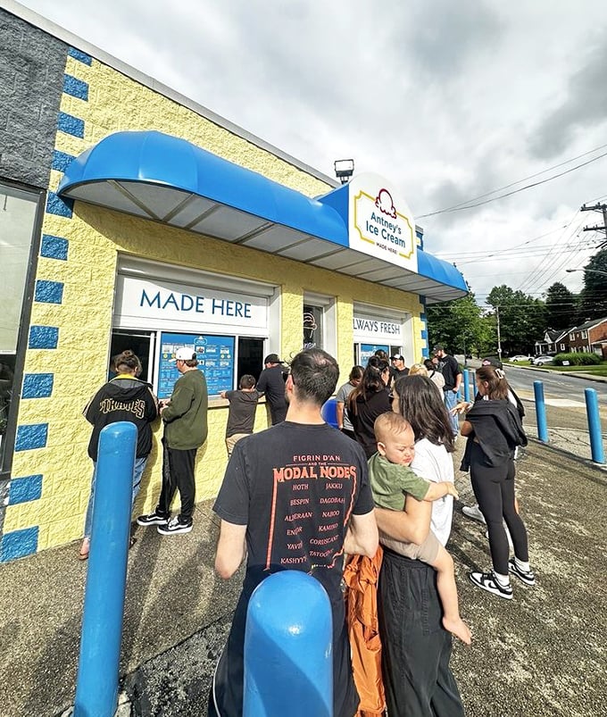 Even on cooler Pittsburgh evenings, the crowd gathers. Some food experiences are worth braving any weather for.