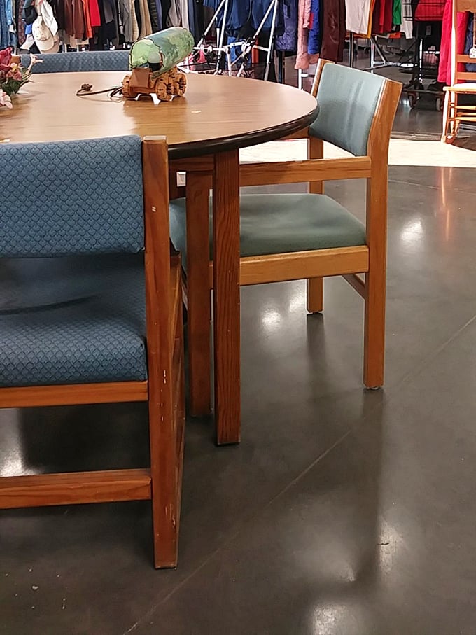 Mid-century meets modern in this dining set display. The perfect spot for everything from Sunday pot roast to Friday night pizza—history included at no extra charge.