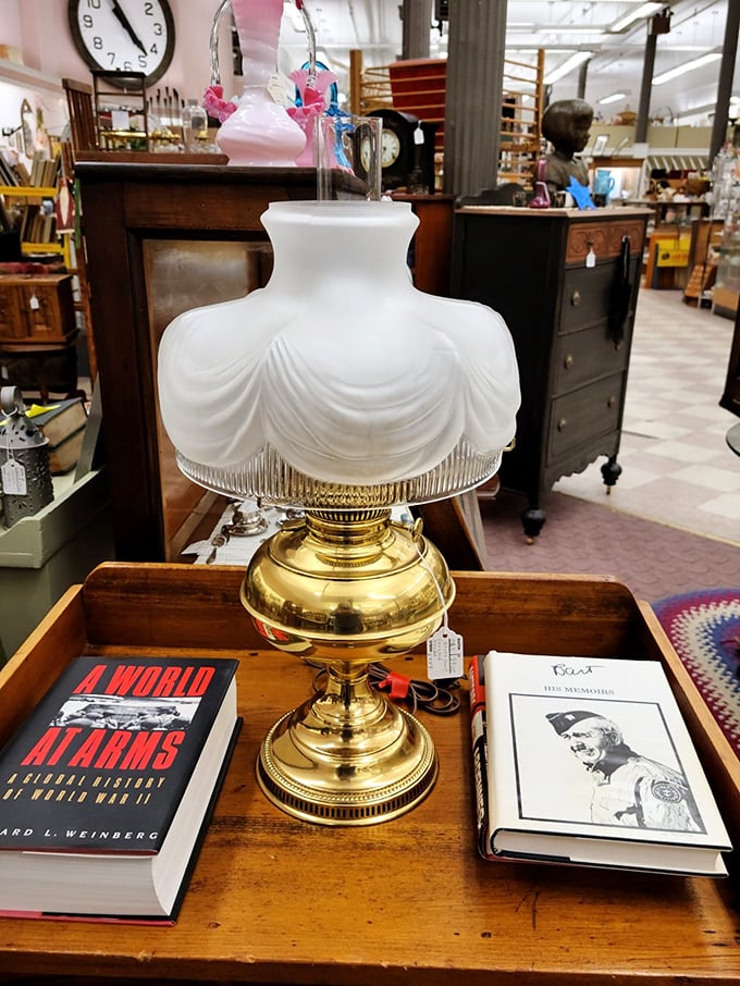This isn't just lighting—it's atmosphere on a stand. Imagine the novels read and conversations had under this golden glow.