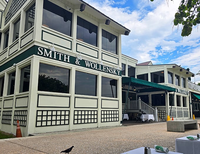 Green awnings and ocean views – Smith & Wollensky proves location and lamb chops can both be prime.