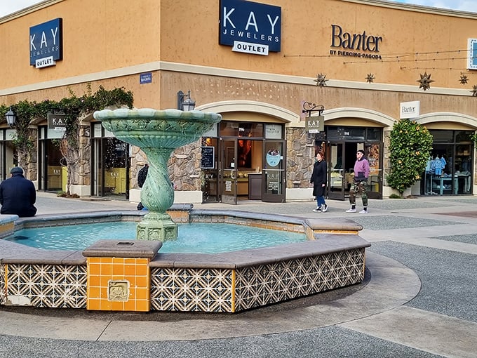 That fountain isn't the only refreshing thing at Las Americas – those outlet prices will revive your fashion sense and your budget!