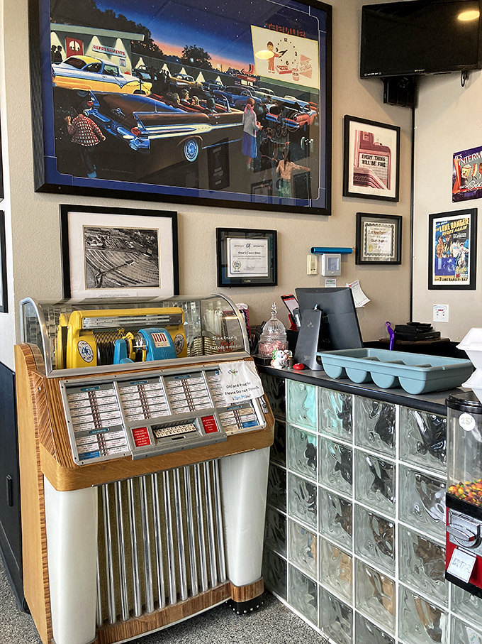 Wall decor that tells stories without saying a word—classic diner poetry in frames.