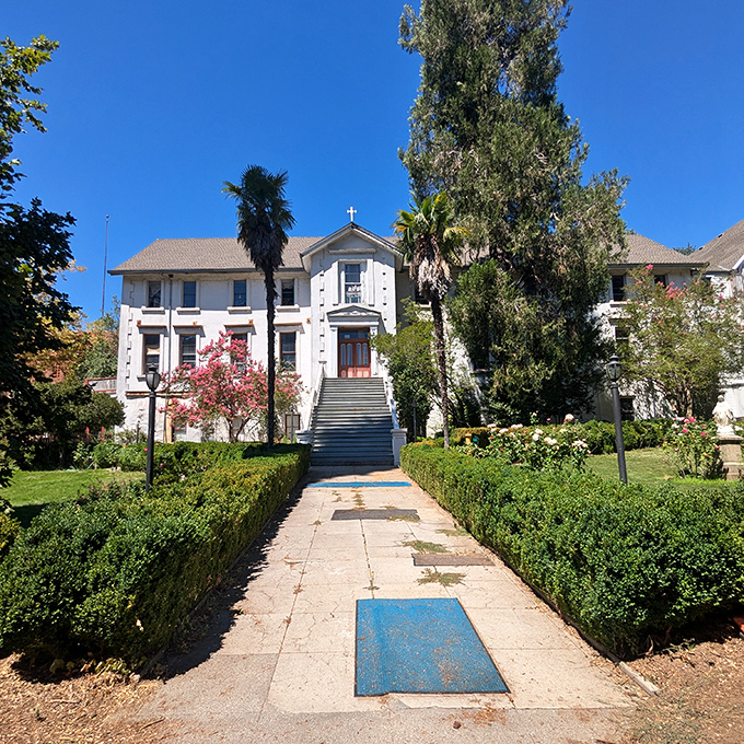 This stately building isn't just architecturally impressive—it's where Grass Valley's past meets its present, with gardens that invite peaceful contemplation.