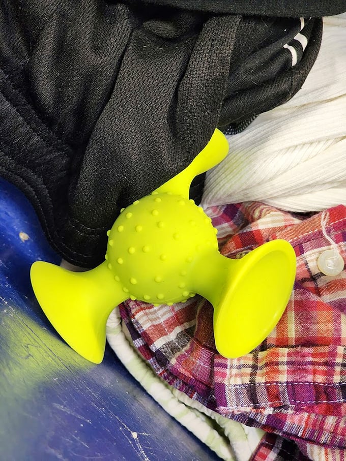 The mysterious yellow suction toy – possibly a dog's dream or a shower organizer? The beauty is in deciding its next purpose.