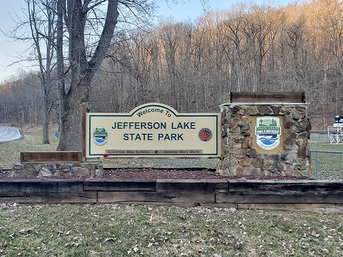 Welcome signs don't get much more inviting than this - like a friendly handshake from Mother Nature.