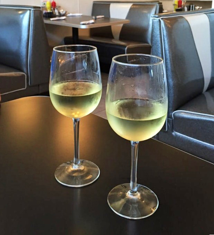 Even the wine service here feels special – because sometimes breakfast calls for a little extra celebration.