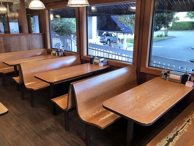These booths have witnessed first dates, family reunions, and tourists planning their beach day—all fueled by exceptional breakfast fare.