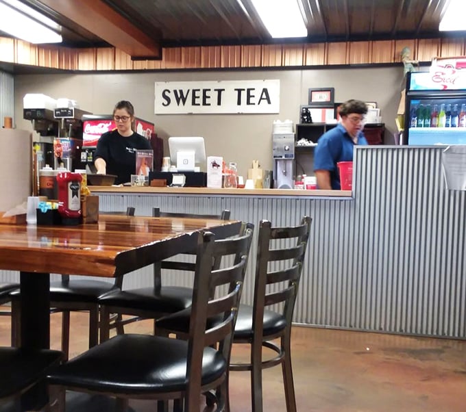 The "Sweet Tea" sign isn't just decoration—it's practically the state beverage of BBQ country and the perfect counterpoint to smoky meat.