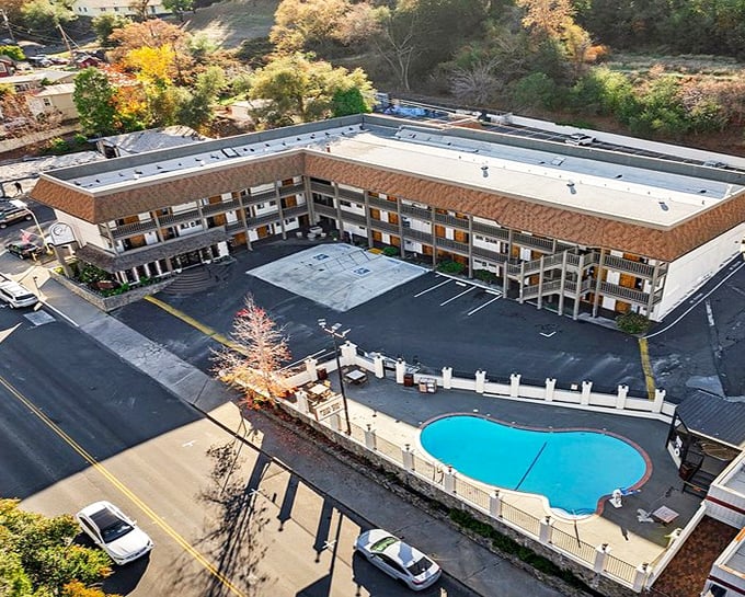 This hotel might not have the glamour of the Ritz, but it offers something better – a swimming pool with a view of the Sierra foothills.