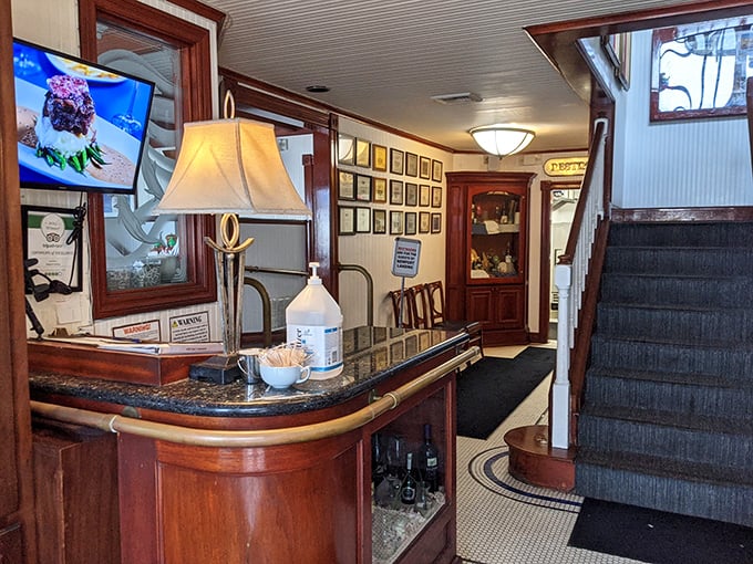 The reception area welcomes you with nautical charm – like stepping aboard a luxury yacht without worrying about seasickness.
