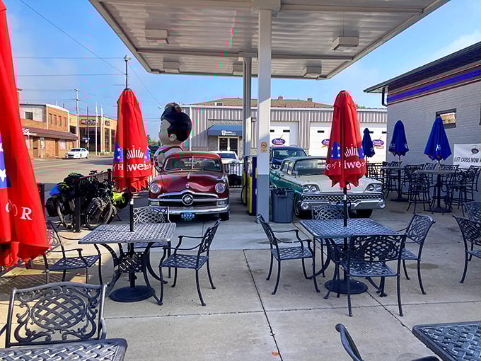 Outdoor seating under the original gas station canopy – where vintage cars and comfort food create the perfect American tableau.