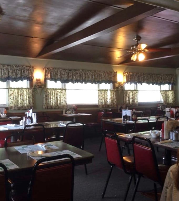 Dining room simplicity that lets the food be the star – no distractions, just honest eating under ceiling fans that have seen it all.