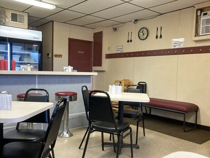 Simple tables, practical chairs, and zero pretension. In an era of overdesigned restaurants, there's something refreshing about a place that prioritizes food over flair. 