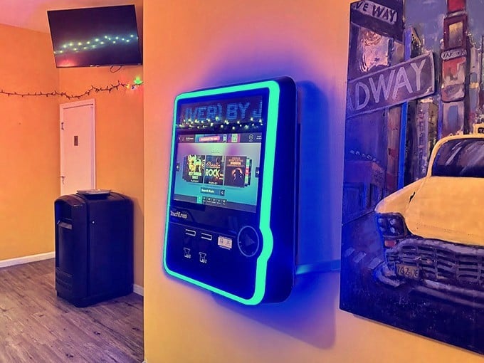 Even the jukebox glows with anticipation—because good barbecue deserves its own soundtrack.
