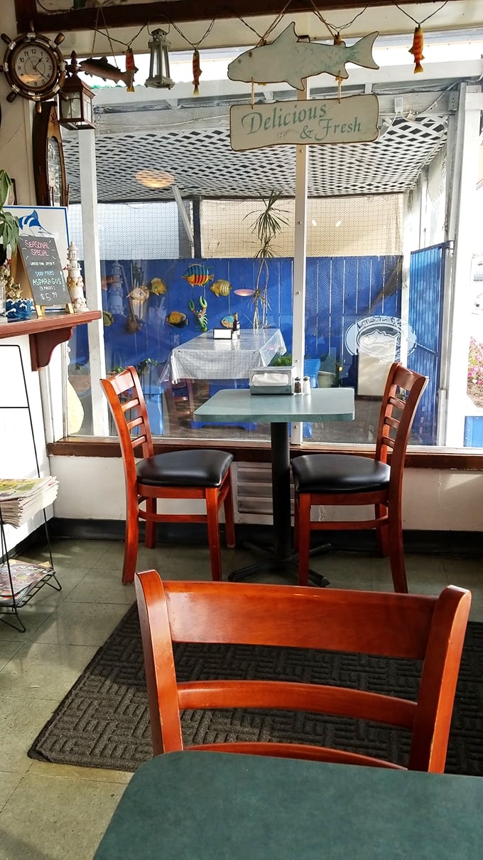 The dining area feels like you've stepped into a cozy seaside shack. That "Delicious & Fresh" sign isn't just decor—it's a mission statement.
