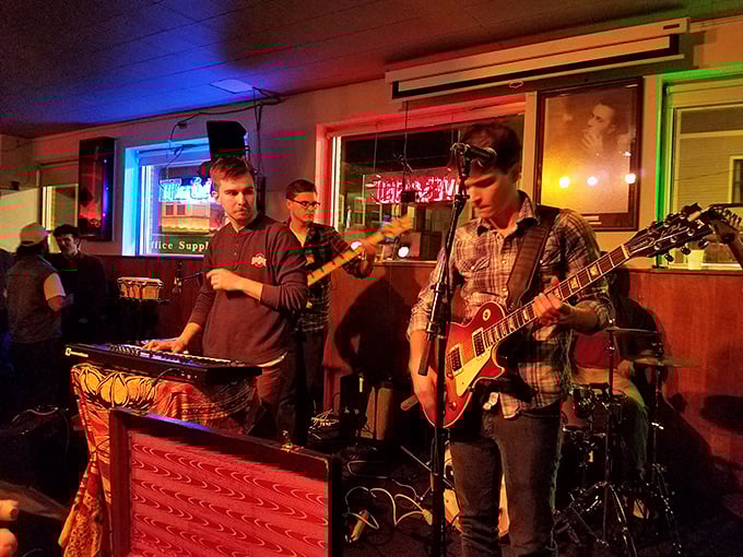 Live music adds soul to the sauerkraut experience – because great hot dogs deserve an equally great soundtrack.