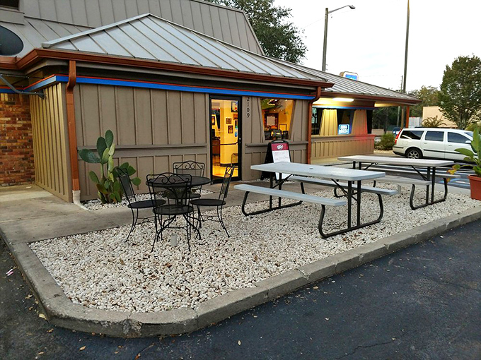 Outdoor seating for those who prefer their barbecue with a side of fresh air and Florida sunshine.