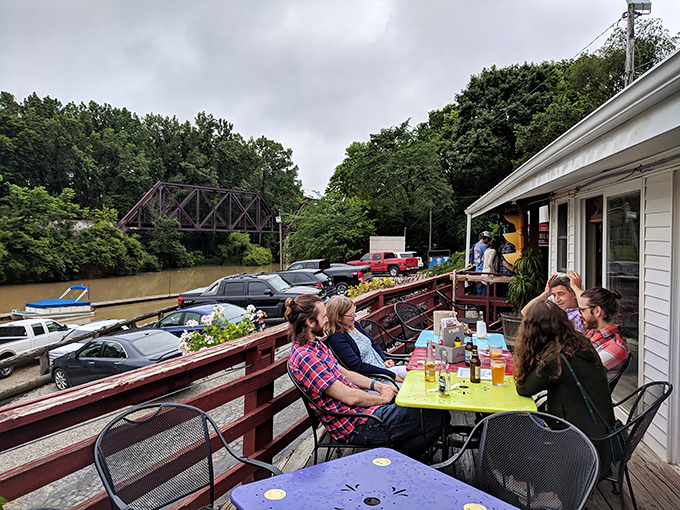 The outdoor deck offers riverside dining with a view of nature and infrastructure – the perfect backdrop for conversations that stretch from lunch to dinner.