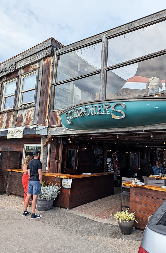 Schooners embraces its weathered, nautical charm – the kind of place where seafood tastes better because you can hear the ocean while eating it.