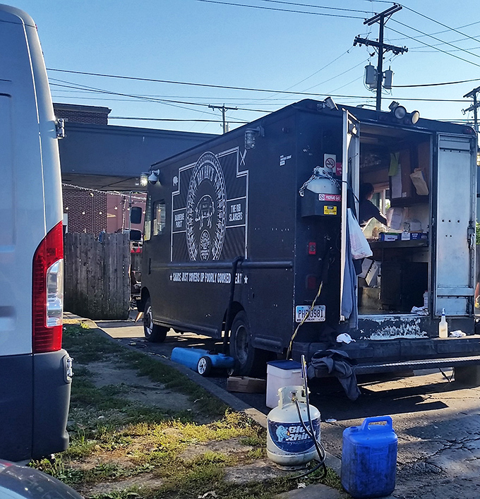 Behind the scenes of barbecue brilliance – this unassuming food truck houses smoking expertise that transforms ordinary cuts into extraordinary meals worth driving across Ohio for.