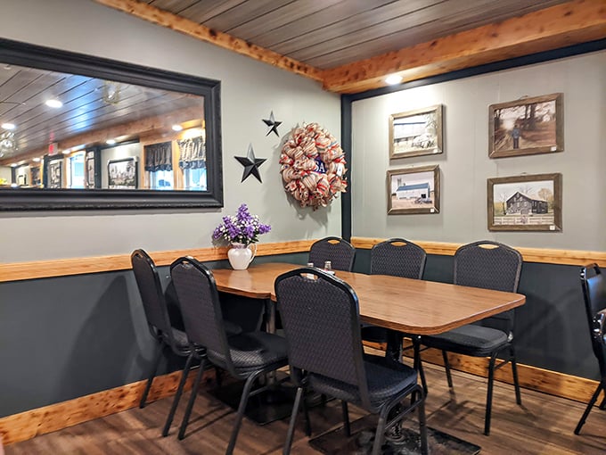 Country charm without trying too hard—simple stars, wreaths, and local photography create an atmosphere as authentic as the food.