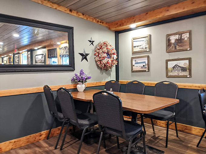 Country charm without trying too hard – rustic wooden accents, star decorations, and framed memories on walls that have seen it all. 