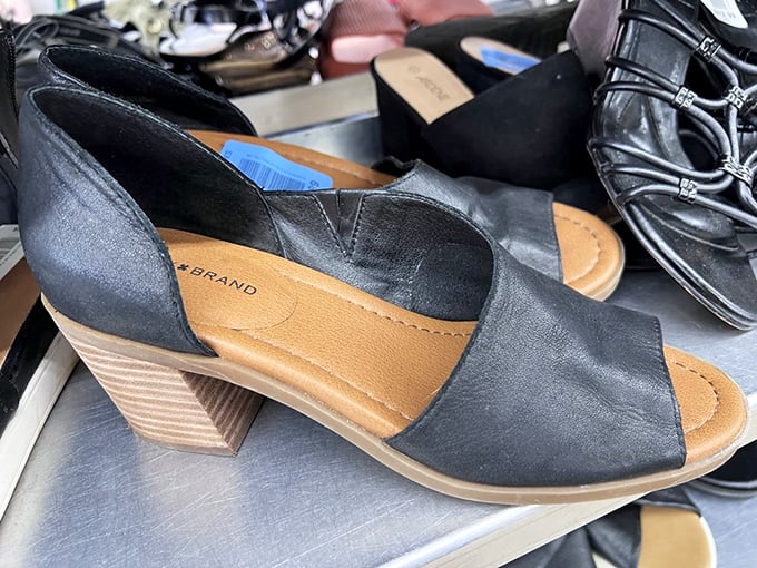 These barely-worn leather sandals are ready for their Florida debut – someone's shopping regret becomes your wardrobe win.