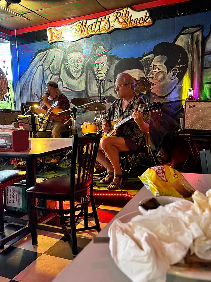 Live blues musicians creating the perfect soundtrack for serious eating—proof that some pleasures are best enjoyed simultaneously.