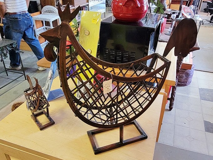 Not just a quirky conversation piece—it's practically modern art. This rooster holder crows "I have interesting taste" to all your guests.
